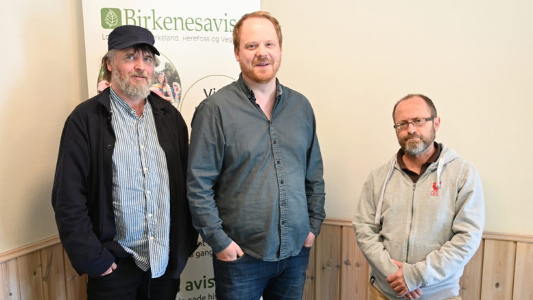 Tre muntre redaktører foreviget av ordfører Gyro Heia • Birkenesavisa