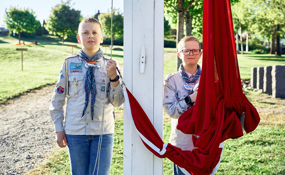 Speiderne heiste flagget ved Minnestøtta (bilder) • Birkenesavisa